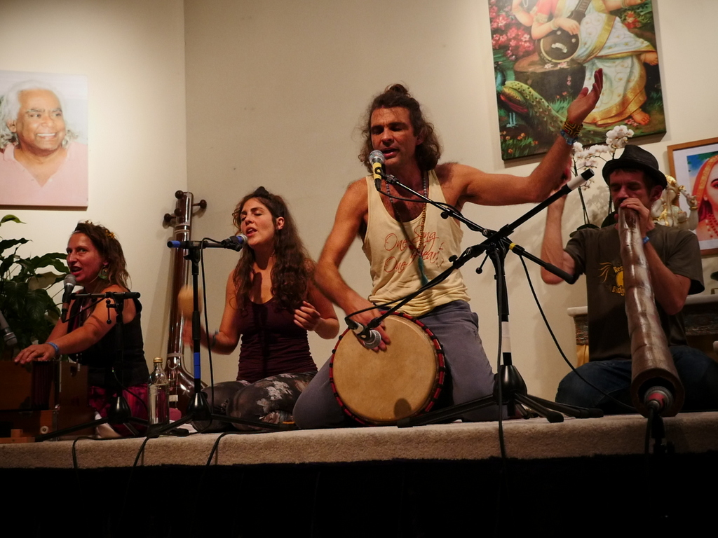 Galerie - MANTRA TRIBE - Chanting & Dancing to the Heart-Core