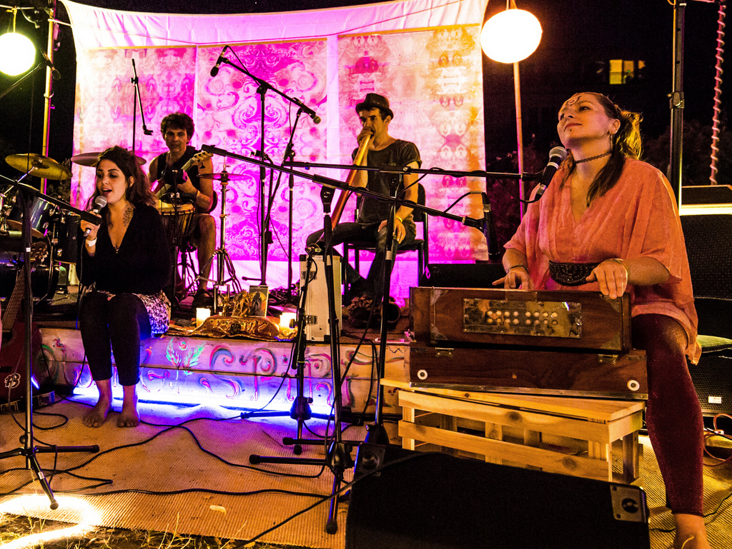 Galerie - MANTRA TRIBE - Chanting & Dancing to the Heart-Core