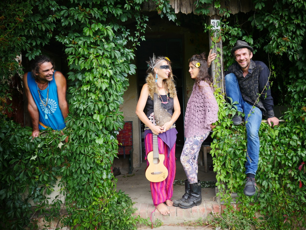 Galerie - MANTRA TRIBE - Chanting & Dancing to the Heart-Core