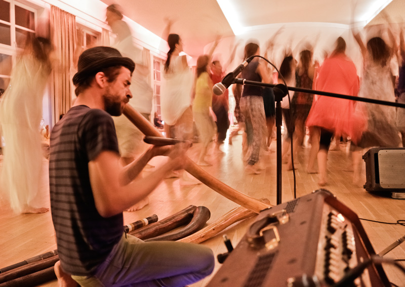 Galerie - MANTRA TRIBE - Chanting & Dancing to the Heart-Core